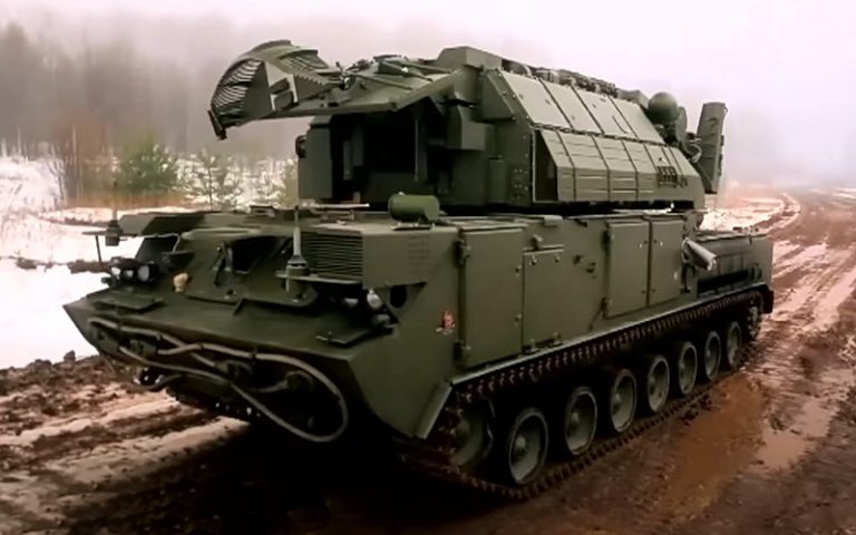 Ruski super moderni sistem "Tor-M2" sam otkriva, prati i obara četiri ...